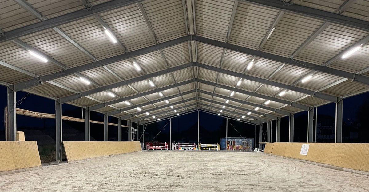 Reithalle mit neuer Beleuchtung ⋆ hofgut-main.de